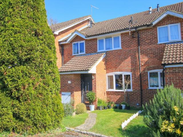 Suffolk Close, Wokingham RG41, 2 bed property to rent, £1,400 pcm | PrimeLocation