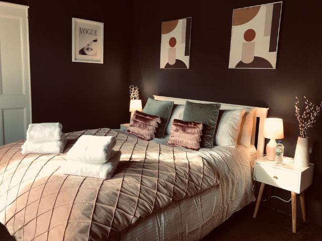 Suffolk pink house room 4 Newmark