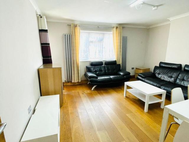 Suffolk Road, Ilford, IG3 2 bed flat to rent £1,850 pcm £427 pw