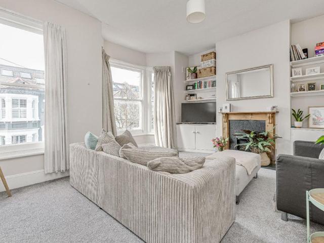 Sugden Road, London, SW11 2 bed flat to rent £2,350 pcm £542 pw