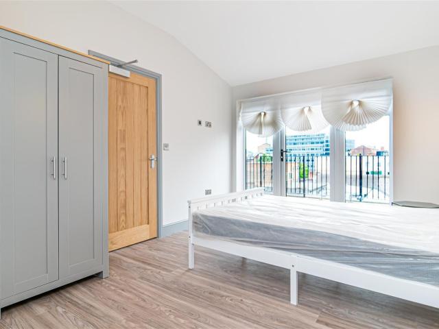 Suitable for Professionals and students! No Deposit option available. £1100 PCM Bills Contribution of £150 per month, Not including council Tax This stunning penthouse apartment which benefits from a private roof terrace area, double bedroom, bathroom and