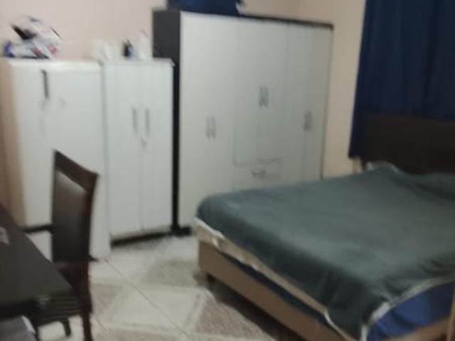 Suite ampla mobiliada com geladeira