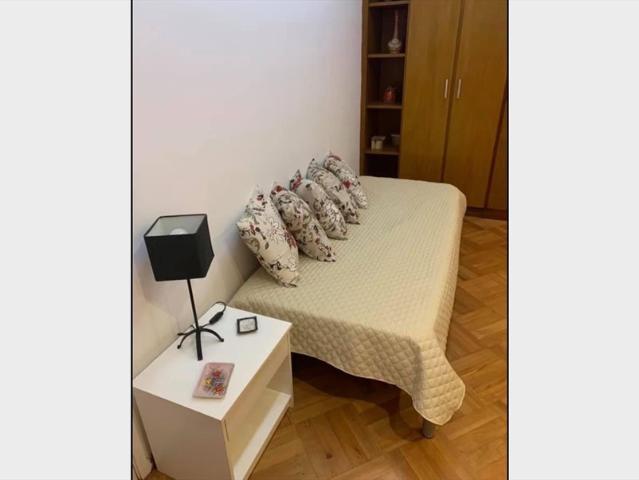 Suíte bem equipada em apartamento amplo