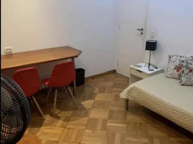 Suíte confortável, mobiliada em apartamento muito amplo