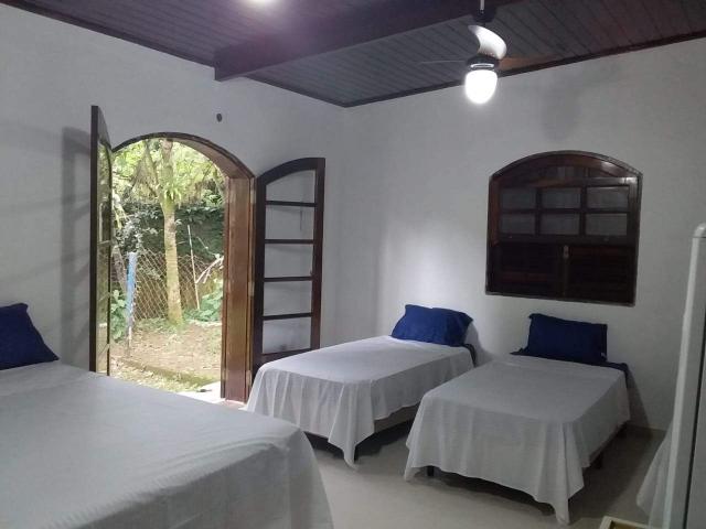 Suíte em casa de família em um cond que fica na beira da Mata Atlântica e do Rio Itapanhau