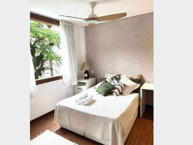 Suite em casa de familia praia da barra