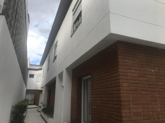 Suíte fem. para estudante em casa ampla