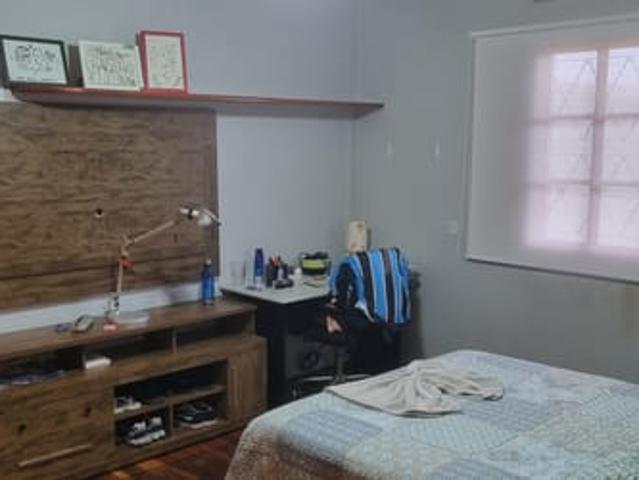 Suíte mobiliada com ar cond e ventilador de teto
