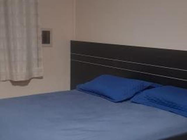 Suíte mobiliada em casa de família.