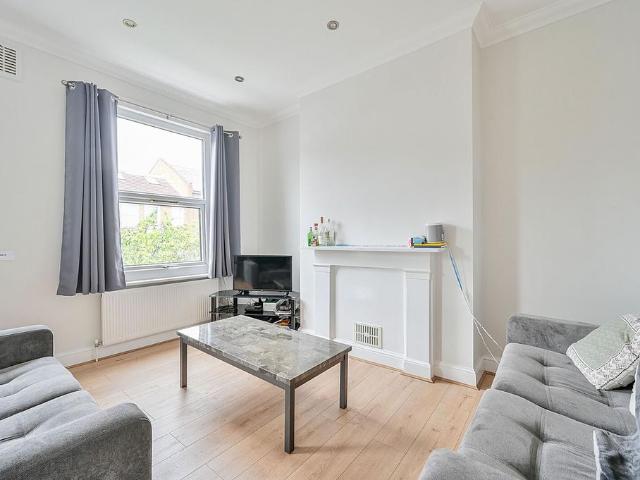 Sulgrave Road, Hammersmith, London, W6 3 bed flat to rent £3,300 pcm £762 pw