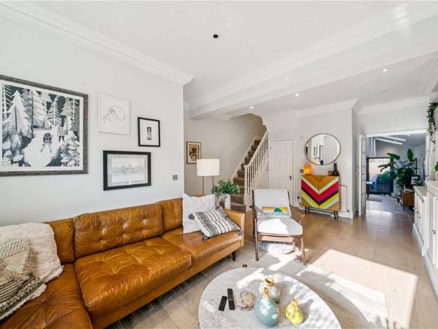 Super 4 bedroom Victorian terraced house in the heart of the Tonsleys. Beautifully presented with good living space, kitchen and bathrooms and plenty of storage. Close to Wandsworth Town Station and many buses on East Hill
