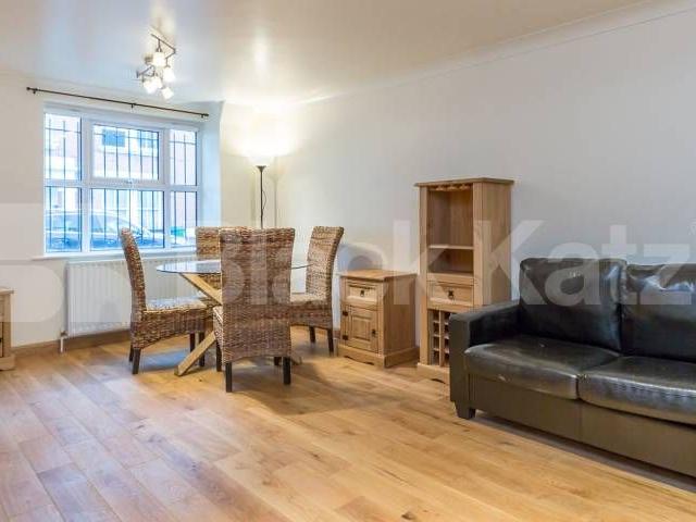 Super two bed minutes to tube and shops in Archway