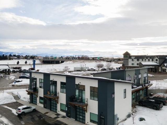 Super convenient worklive condo with big Bridger v