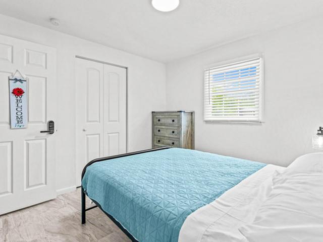 SUPER CLEAN*Organized*Centrally Located Orange Park House with Dining area