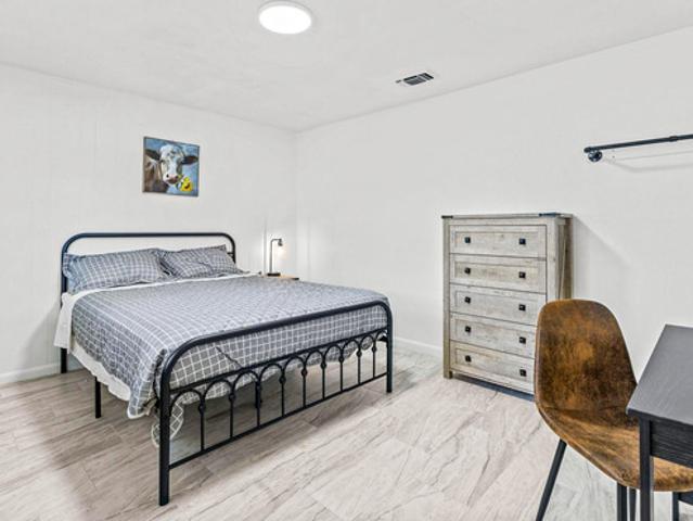 SUPER CLEAN*Organized*Centrally Located Orange Park House with Dining areaAward Winning HOST