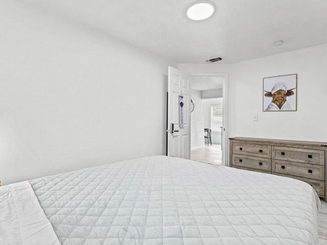 SUPER CLEAN*Organized*Centrally Located Orange Park House with Dining areaAward Winning HOST