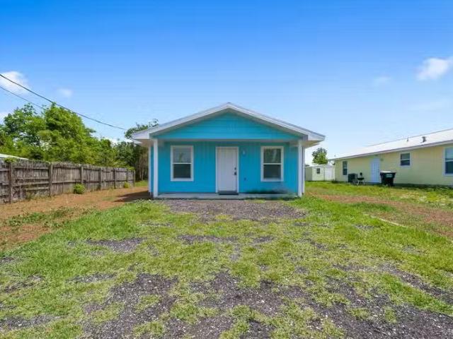 Super cute 3/2 home with large yard 3109 E 2nd Plz
