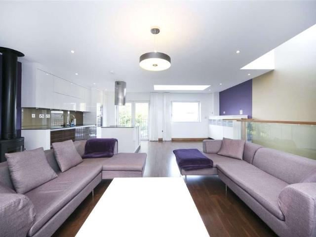 Super four bedroom family home in a quiet Islington location