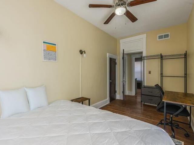 SUPER HOST Old Hyde Park Apartment. Downtown KC. Close to everything