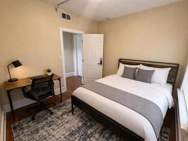 SUPER HOST Old Hyde Park Apartment. Downtown KC. Close to everything