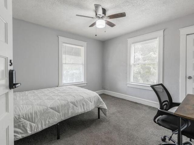 SUPER HOST Affordable Rooms | Easy Bus Access