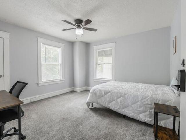 SUPER HOST Affordable Rooms | Easy Bus Access