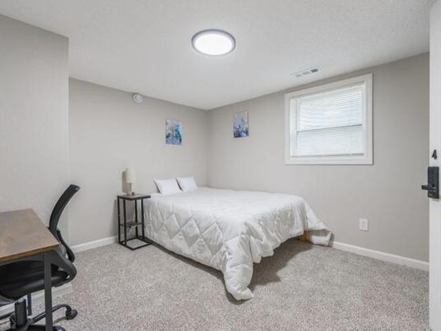 SUPER HOST! Brand New Rooms in Grandview Be The First To Move in! Keyless Entry