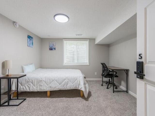 SUPER HOST! Brand New Rooms in Grandview Be The First To Move in! Keyless Entry