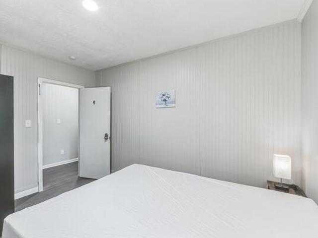 !Super Host! Clean and beautiful Ranch home. 6 min bike from Bus route