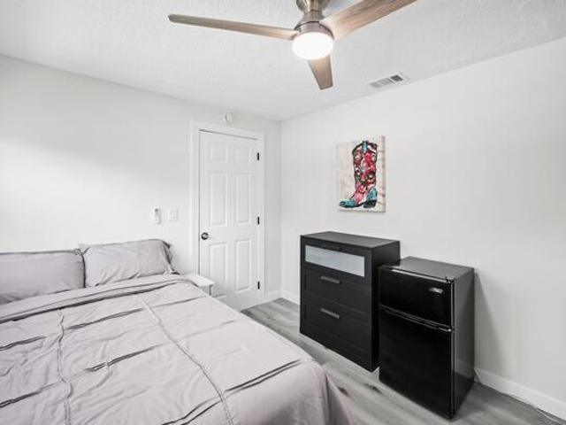 SUPER HOST Close to Blanding Every Room has a TV, Mini Fridge, Desk and Dresser. Several Private Baths. Booking Fast!