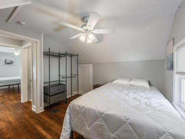 Super Host Cozy 3 bedroom / 2 bath home with garage parking