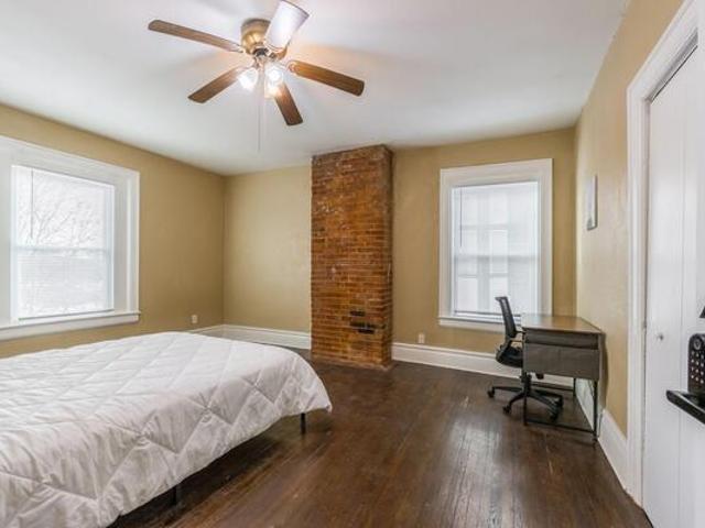 SUPER HOST Hyde Park! Newly renovated and spacious downtown KC house