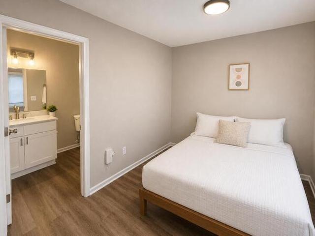 SUPER HOST Private 1 BEDROOM apartments in Westport! Steps to KC Street car on Main Street