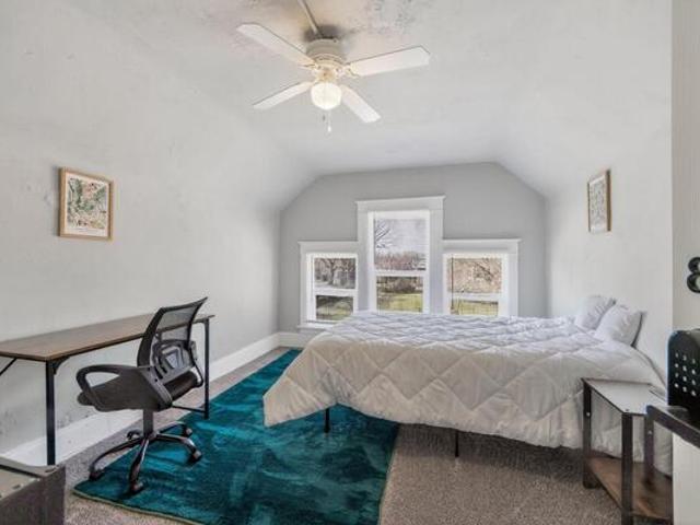 SUPER HOST Spacious Rooms + Mini Fridge in Every Room | Clean & Comfortable Living