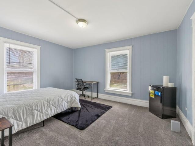 SUPER HOST Spacious Rooms + Mini Fridge in Every
