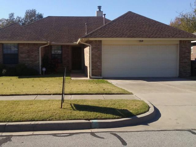 Super nice 3 bed, 2 bath, 2 car garage home just 1.5 miles from OU Campus!