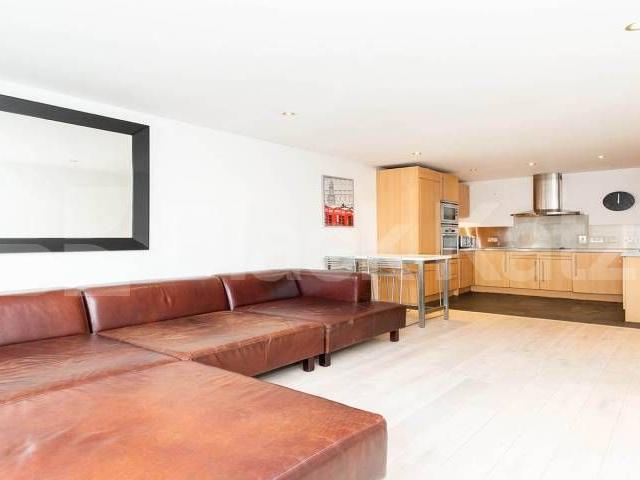 Super spacious two bed in Camden mins to Regents Park and Camden market