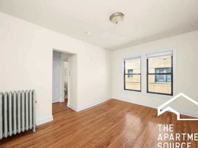 Super spacious Logan Square _bed Apartment