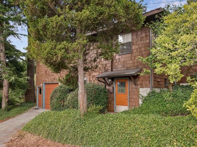 Super Sweet Cottage Living, Centrally Located!