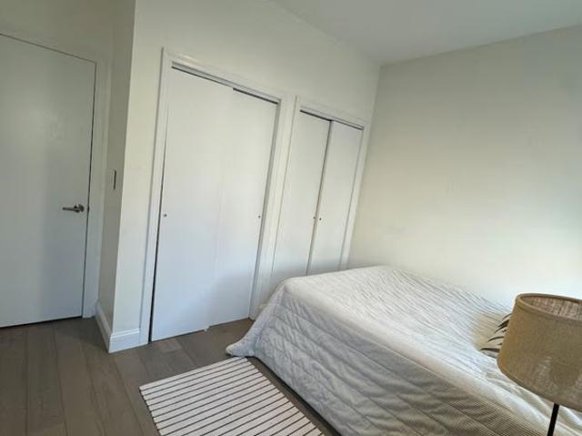 Super sunny room in renovated townhouse