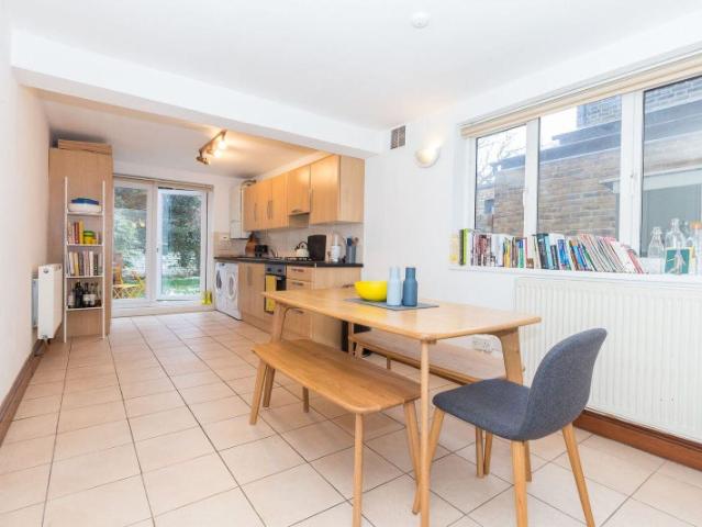 Superb 2 double bedroom flat with huge garden