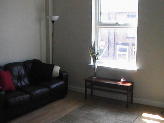Superb 4 bed property AVAILABLE IMMEDIATELY in Hyde park, Leeds
