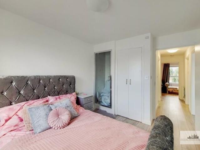 Superb Double Room with Stunning River Views in Coldharbour – Available Now!
