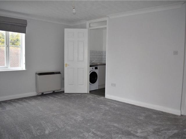 Superb first floor apartment overlooking the canal, within walking distance of the town centre