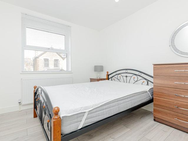 Superb huge 1 bed flat situated in Walthamstow