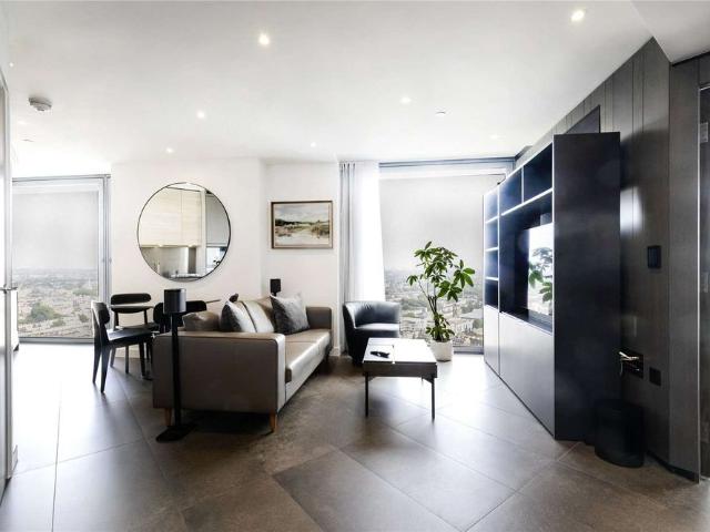 Superb one bedroom apartment with stunning views over the London landscape