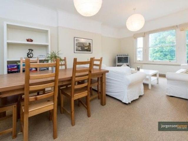 SUPERB SPACIOUS TWO BEDROOM FLAT IN QUEENS PARK 835 SQ FT / 77 SQ M
