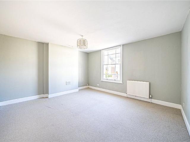 Superb recently refurbished first floor 3 bedroom apartment with private garden and within easy walking distance of the city centre and main line railway station