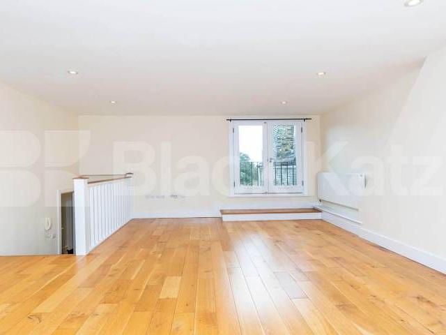 Superb top floor split level one bedroom property minutes from Clapton station
