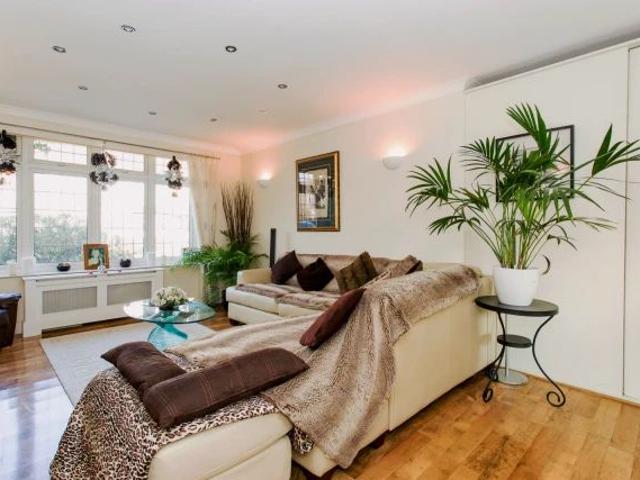 Superb triple bedroom located in green Barkingside